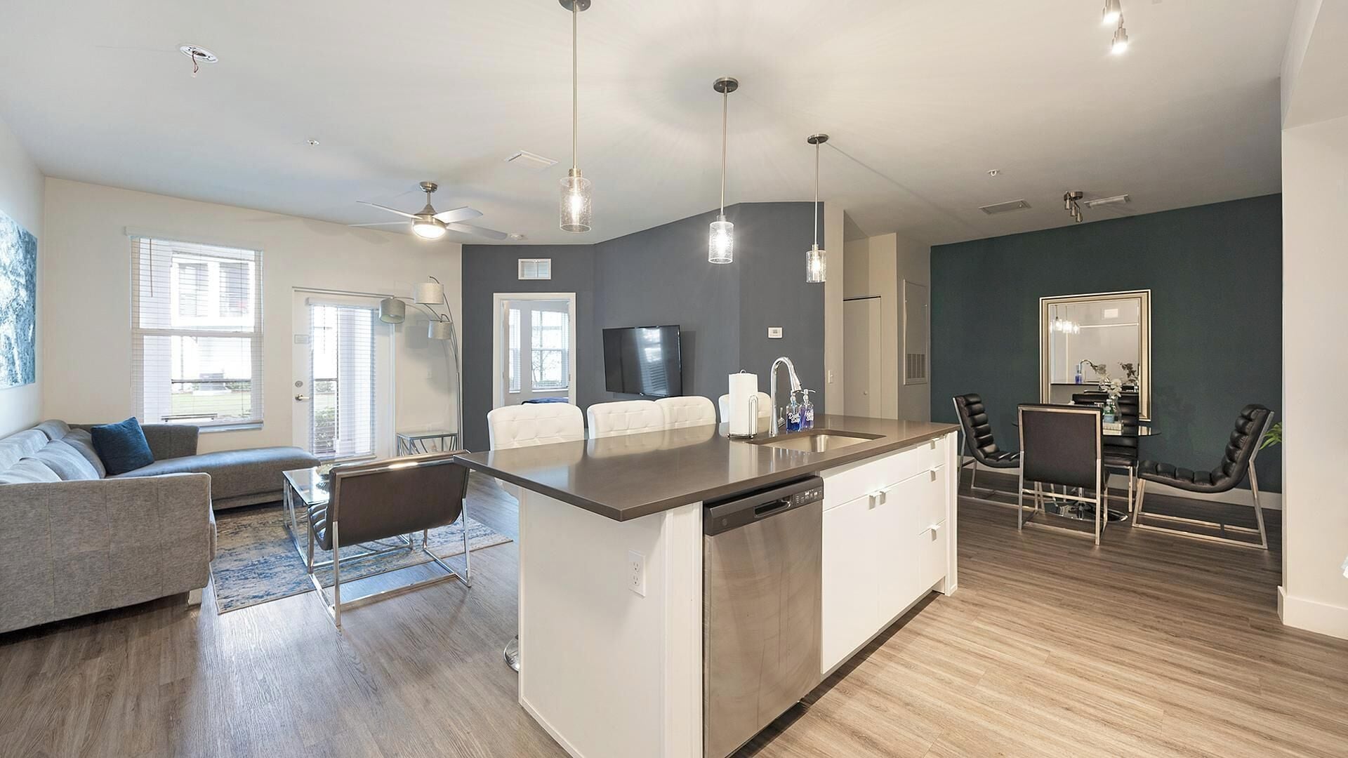 Landing | Spectacular 2bd, Pool, Gym - Tampa, FL