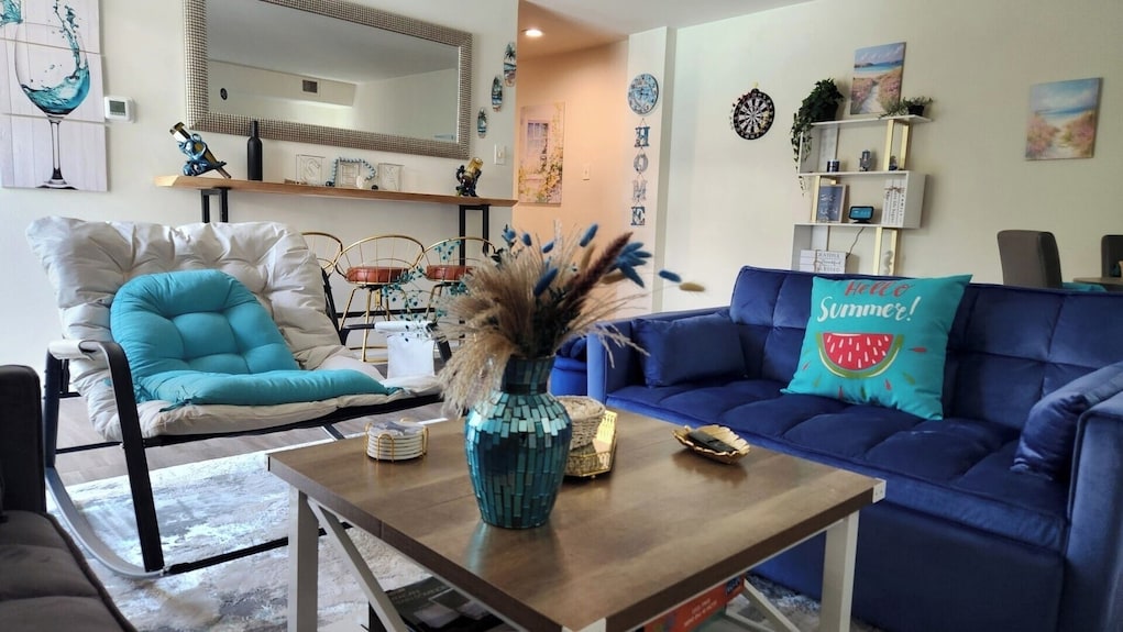 Breezeway- Comfy 2 Bedroom, 1 Block From Beach! - Atlantic City, NJ