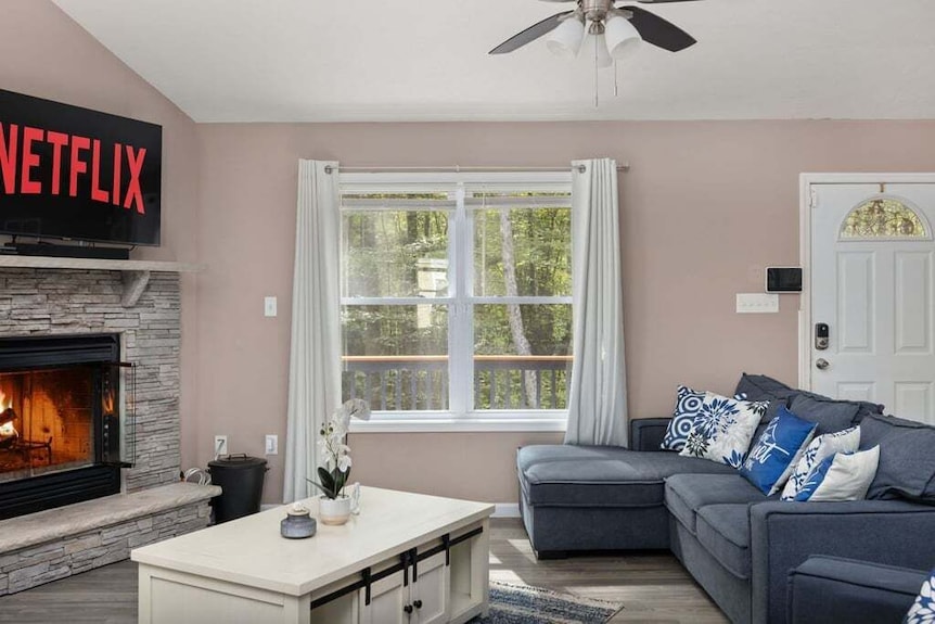 Poconos Lake Retreat: Game Room, Hot Tub & Relaxing Getaway - Albrightsville