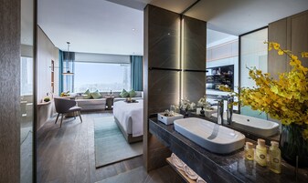 Quarto solteiro conforto | Frigobar (abastecido com itens grátis), cofres nos quartos, escrivaninha