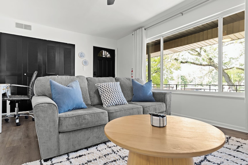 New! Modern Upper Flat In Prime Royal Oak Location - Royal Oak, MI