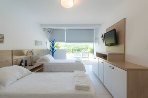 Villa Básica | Cofre no quarto, secretária, cortinas/cortinados opacos