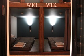 Cabine, apenas para mulheres, não fumadores | Cofre no quarto, roupa de cama fornecida 