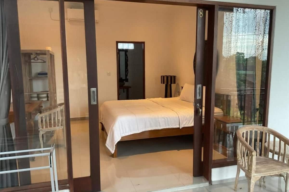 Quarto casal luxo, sacada, vista para a piscina | Escrivaninha, Wi-Fi de cortesia