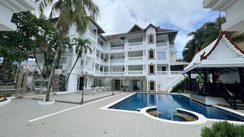 Piscina exterior, toldos gratuitos, espreguiçadeiras