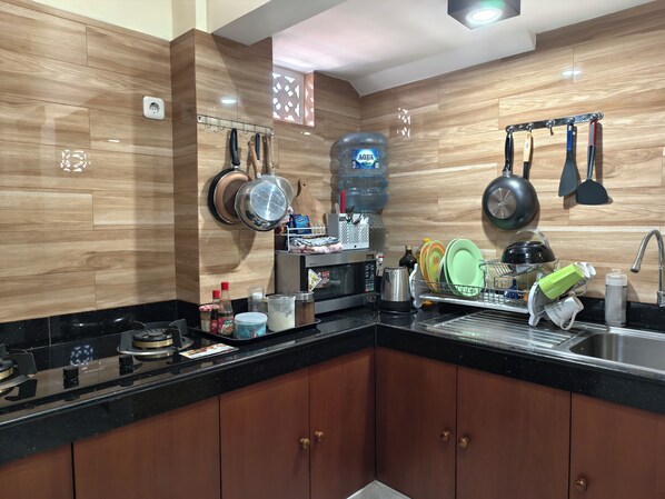 Quarto casal luxo | Cozinha compartilhada | Geladeira, micro-ondas, cooktop, lava-louças