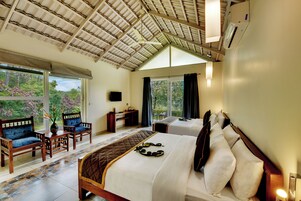 Quarto Duplo Familiar, vista para a piscina | Televisão