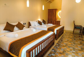 Quarto Duplo Familiar, vista para a piscina | Cofre no quarto, cortinas/cortinados opacos, ferro/tábua de engomar 