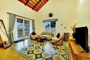 Bungalow Comfort, vista para a piscina | Sala