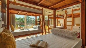 Um quarto com uma cama, uma janela com vista e teto de madeira.