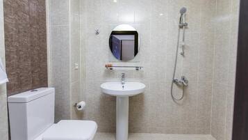 Um secador de cabelo, chinelos, toalhas fornecidas, sabão