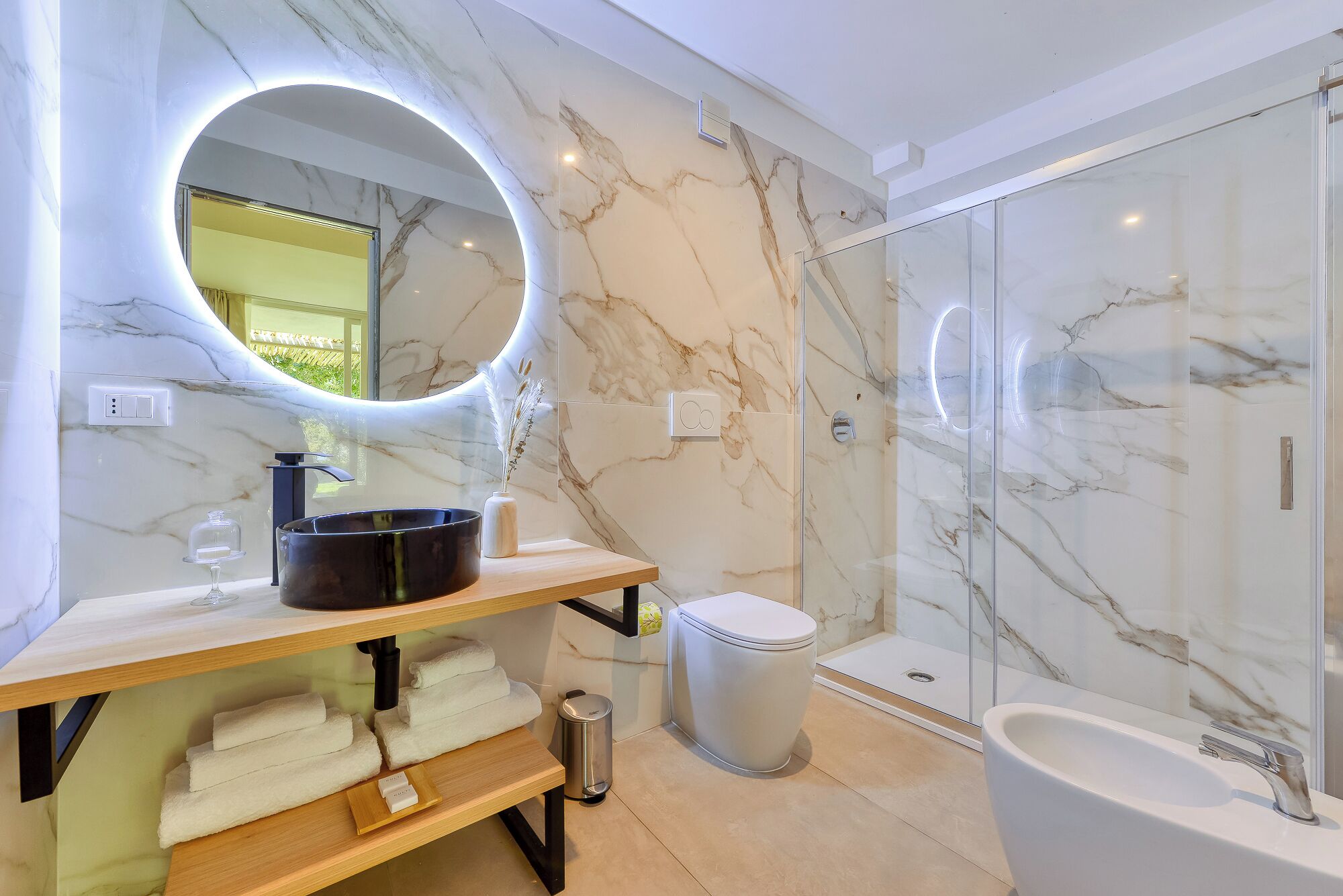 Suite | Casa de banho | Um polibã, um secador de cabelo, toalhas fornecidas, sabão 