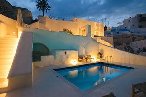 Piscina exterior sazonal, guarda-sóis, espreguiçadeiras 