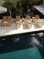 Piscina externa sazonal, guarda-sóis, espreguiçadeiras