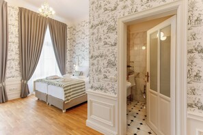 Quarto casal superior, vista para o parque | Cofres nos quartos, cortinas blackout, ferros/tábuas de passar roupa
