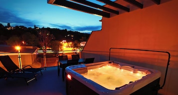 Apartamento superluxo, banheira de imersão, vista para a montanha | Terraço/pátio