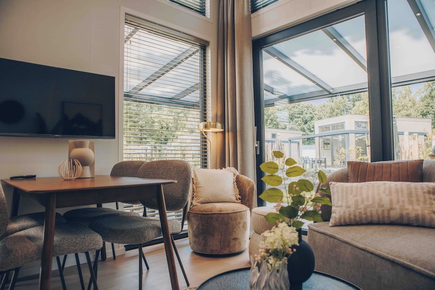 Experience Luxury And Nature In The Reeëndal Lodge With Hot Tub In The Veluwe! With 1 Bedroom And 1 Sleeping Loft, A Fully Equipped Kitchen, And Air Conditioning. - Apeldoorn