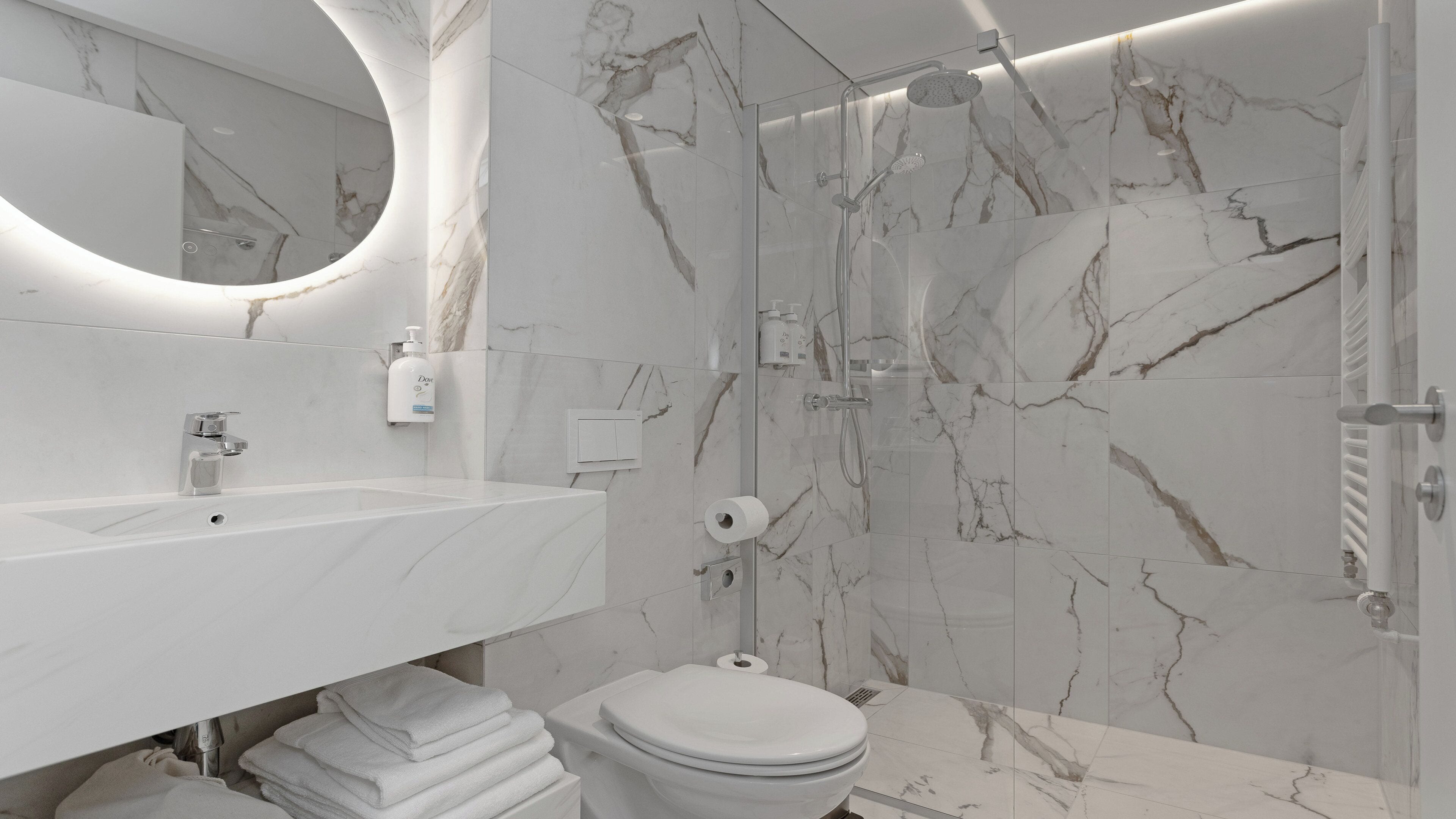 Cofres nos quartos, espaço de trabalho para notebook, cortinas blackout