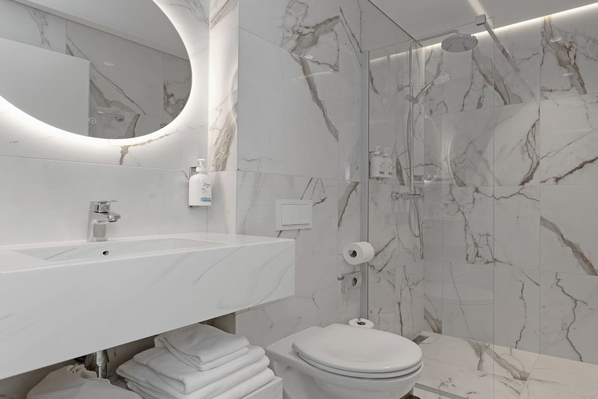 Cofres nos quartos, espaço de trabalho para notebook, cortinas blackout