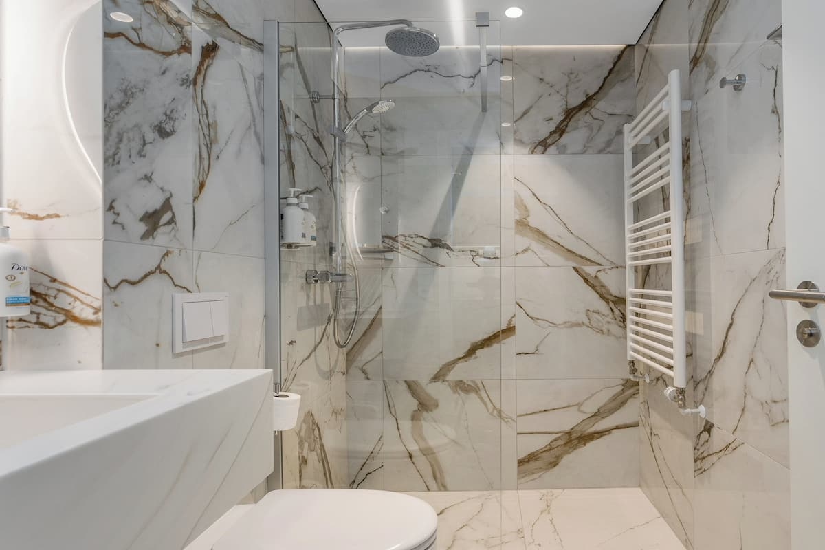 Cofres nos quartos, espaço de trabalho para notebook, cortinas blackout