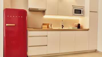 Apartamento luxo, sacada, vista para o pátio | Cozinha privada | Máquina de café expresso, cafeteira/chaleira, chaleira elétrica