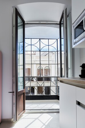 Apartamento luxo, sacada, vista para a cidade | Quartos à prova de som, ferros/tábuas de passar roupa, Wi-Fi de cortesia