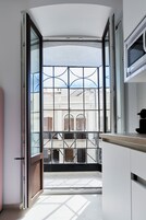 Apartamento luxo, sacada, vista para a cidade | Quartos à prova de som, ferros/tábuas de passar roupa, Wi-Fi de cortesia