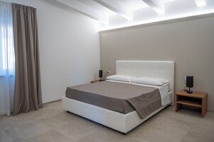 Quarto casal ou duplo standard | Cofres nos quartos, cortinas blackout, Wi-Fi de cortesia, roupa de cama