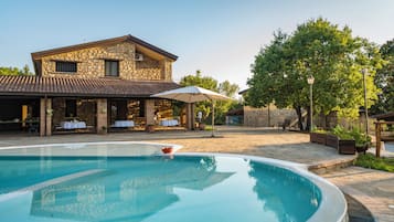 Piscina exterior, guarda-sóis, espreguiçadeiras