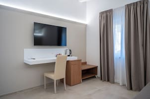 Quarto casal ou duplo standard | Cofres nos quartos, cortinas blackout, Wi-Fi de cortesia, roupa de cama