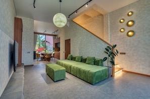 Villa Deluxe, 2 quartos, não fumadores, vista para a piscina | Sala de estar | TV de ecrã plano