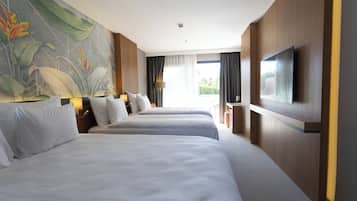 Quarto família, várias camas, vista para a piscina | Roupas de cama premium, camas Select Comfort