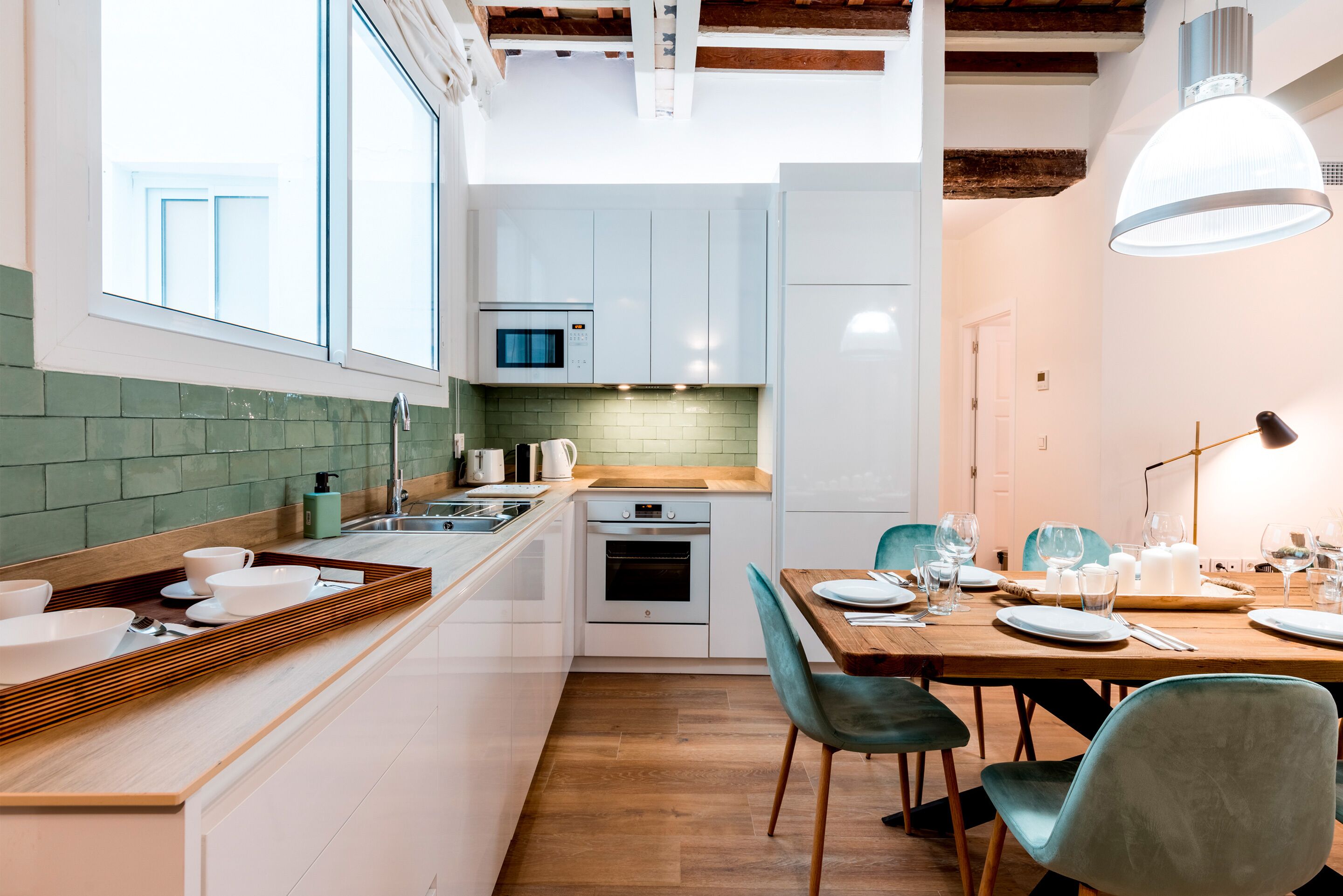 Apartamento (4 Bedrooms) | Cozinha privada | Um frigorífico, um micro-ondas, um forno, uma placa de cozinha 