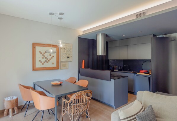 Apartamento (1 Bedroom) | Área de estar | TV 32 polegadas com canais a cabo