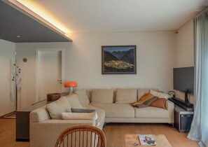 Apartamento (1 Bedroom) | Área de estar | TV 32 polegadas com canais a cabo
