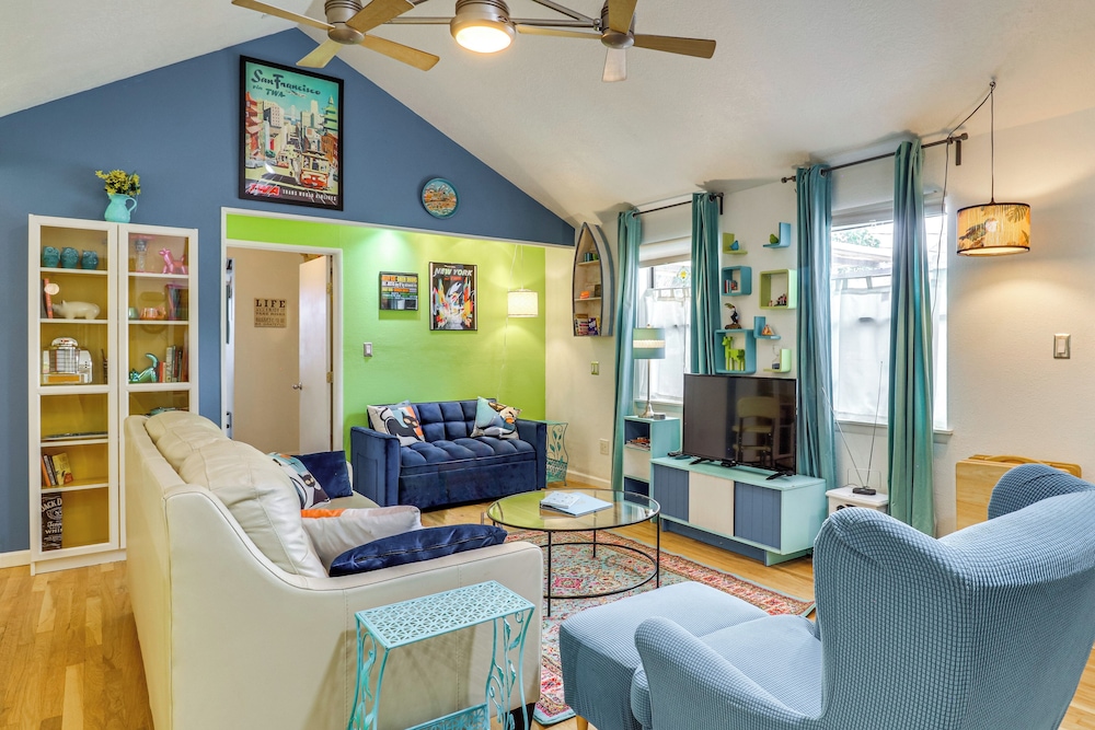 Outdoor Bar & Large Pool: Retro Abq Retreat! - Albuquerque, NM