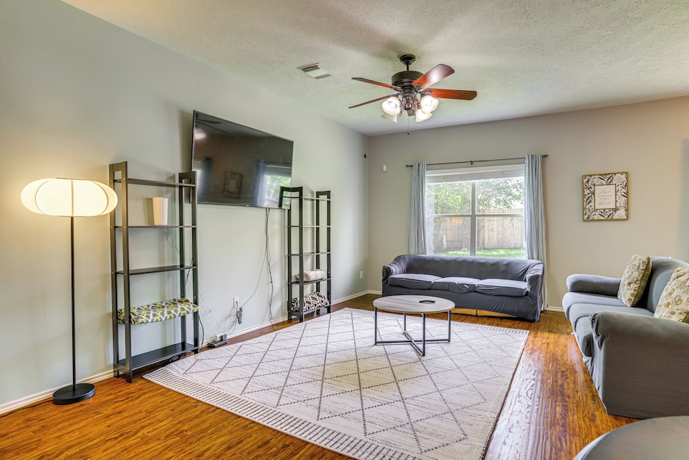 Fish & Hike: Pet-friendly Humble Home W/ Yard - Houston, TX