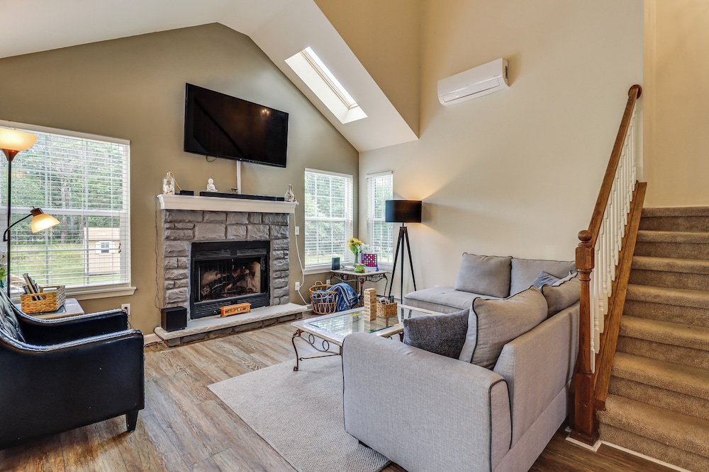 Family Retreat W/ 2 Game Rooms & Deck In Long Pond - Pennsylvania