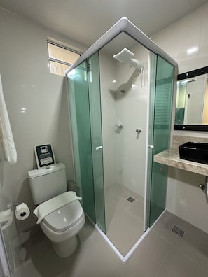 Um polibã, toalhas fornecidas, sabão, champô