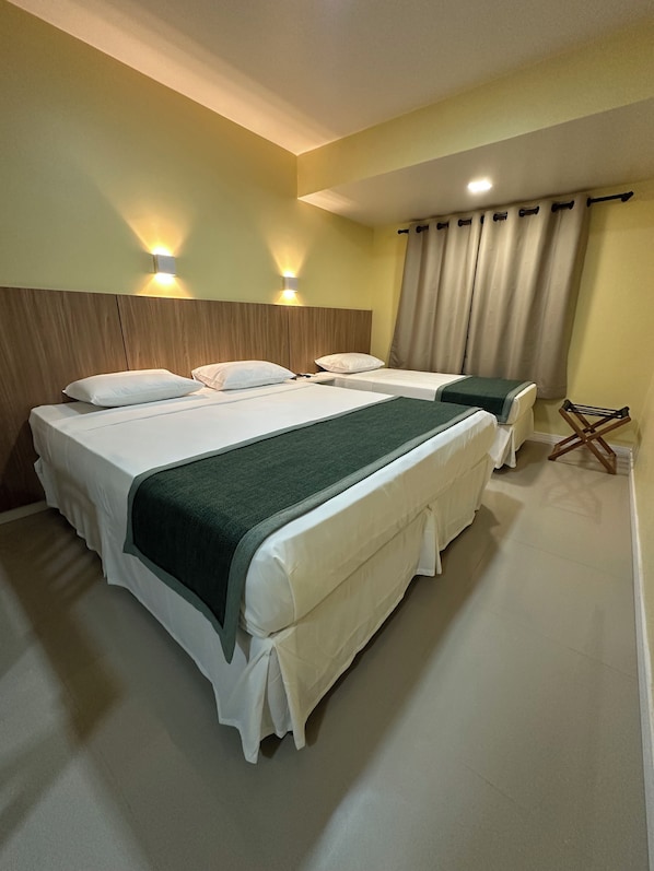 Quarto Triplo Standard | Secretária adequada para computadores portáteis, Wi-fi grátis