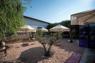 Quarto casal, vista para o jardim | Área de estar