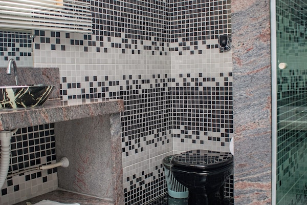 Quarto Duplo Deluxe, 1 cama queen-size, ar condicionado, vista para a montanha | Casa de banho | Toalhas fornecidas, sabão, papel higiénico