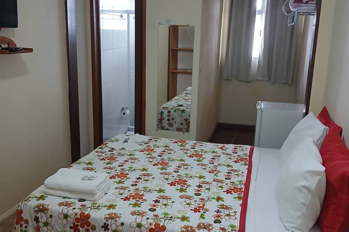Quarto duplo standard, 1 cama Queen, ar-condicionado | Wi-Fi de cortesia