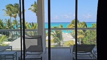 2 Bedroom Ocean View Penthouse | Cofres nos quartos, escrivaninha, espaço de trabalho para notebook