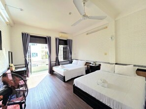 Quarto quádruplo luxo | Cofres nos quartos, escrivaninha, espaço de trabalho para notebook