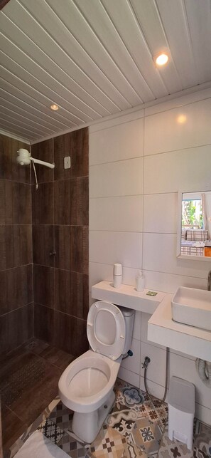 Estúdio Superior, 1 cama de casal, vista para o jardim | Casa de banho | Um polibã, um chuveiro fixo, toalhas fornecidas, sabão 
