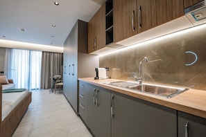 Quarto Triplo Clássico | Cozinha privada | Uma cafeteira/bule