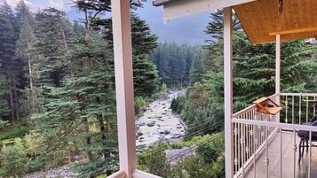 Quarto real, sacada, vista para o rio | Roupas de cama premium, ferros/tábuas de passar roupa, Wi-Fi de cortesia