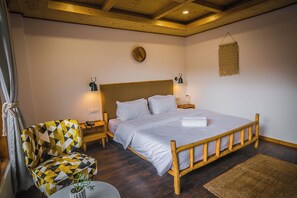Quarto Individual Superior, varanda, vista para o rio | Secretária, ferro/tábua de engomar, Wi-fi grátis