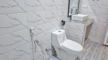Quarto Duplo ou Twin Deluxe, vista para a piscina | Wi-fi grátis